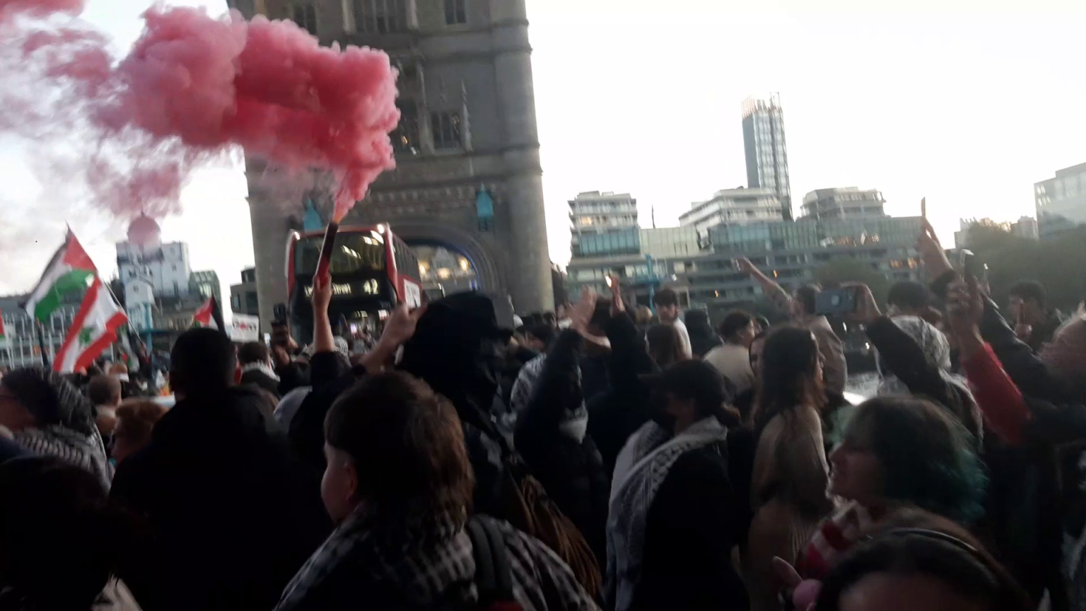 Hundreds shut down Tower Bridge against Israel's extermination of ...