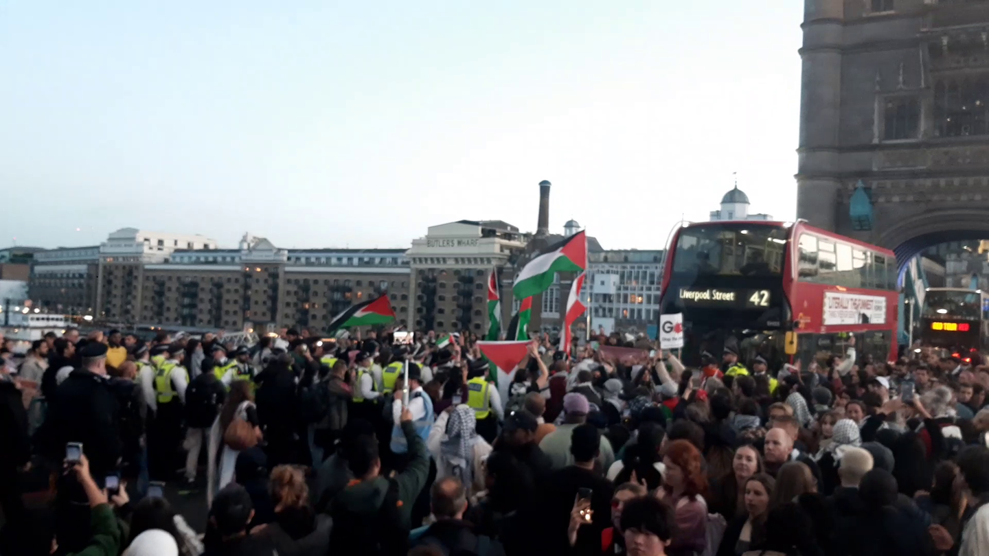 Hundreds shut down Tower Bridge against Israel's extermination of ...